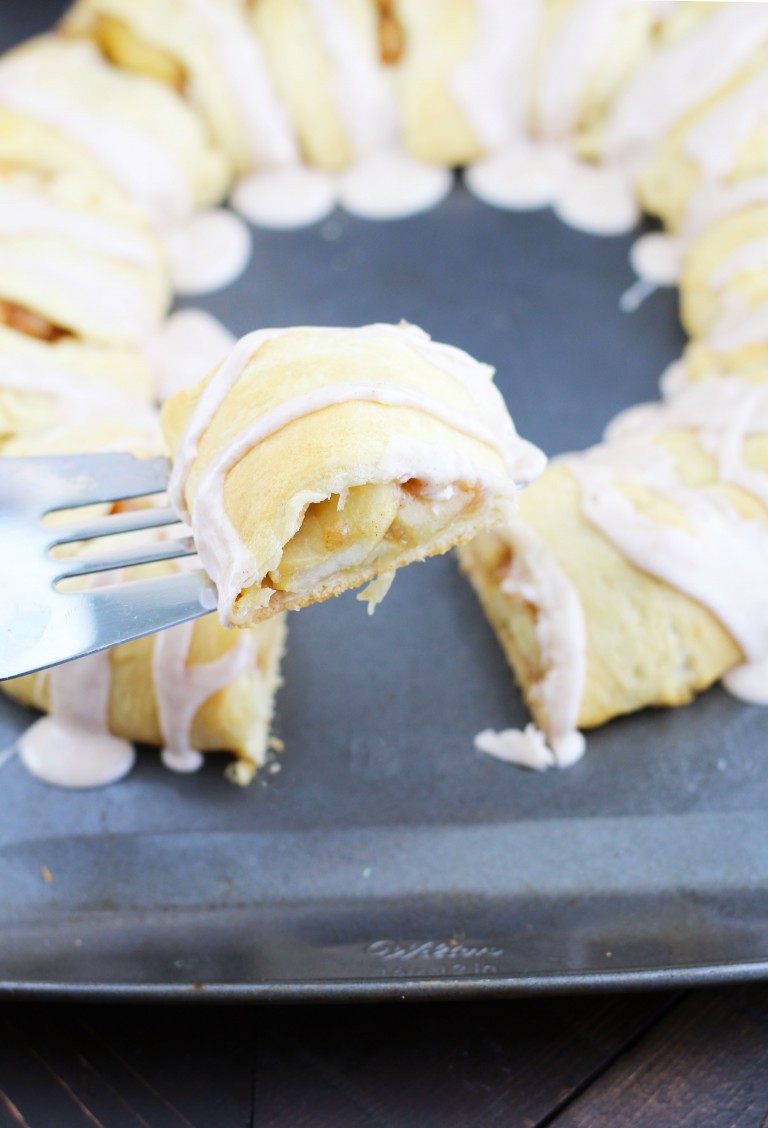 Apple Crescent Roll Pastry Ring | 3 Yummy Tummies